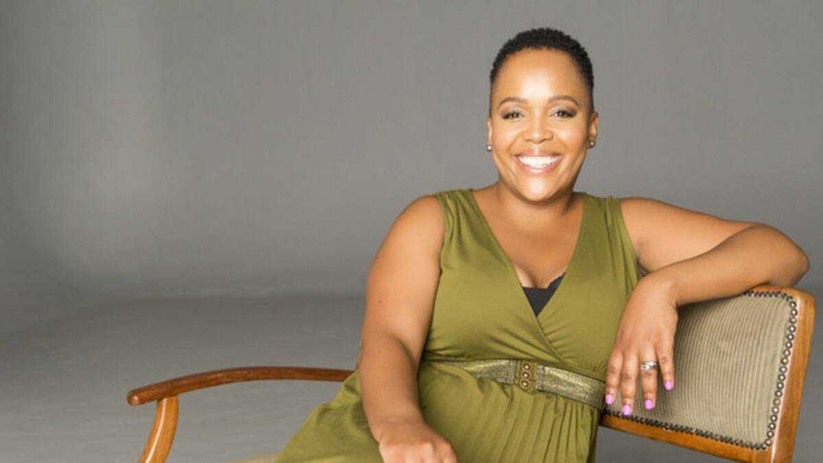 Tumi Morake biography: husband, weight loss, family, book and comedy ...