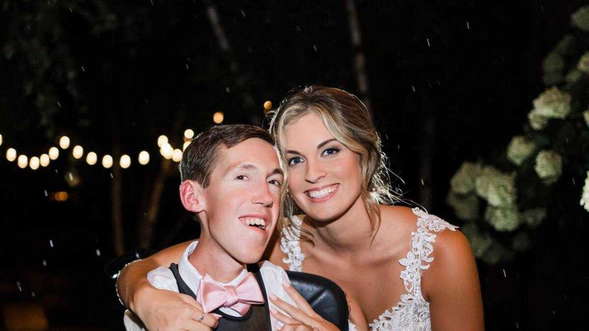 Shane Burcaw's net worth, age, spouse, dating history, career, social ...