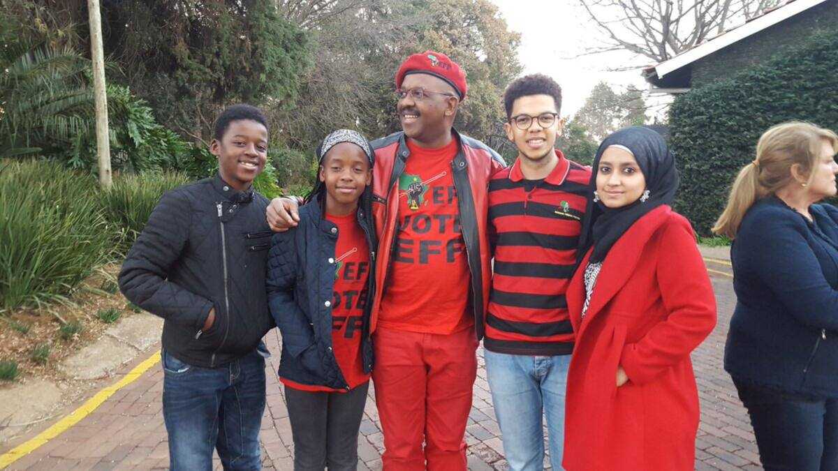 Dali Mpofu Biography: Age, Children, Wife, House, Awards, Net Worth and ...
