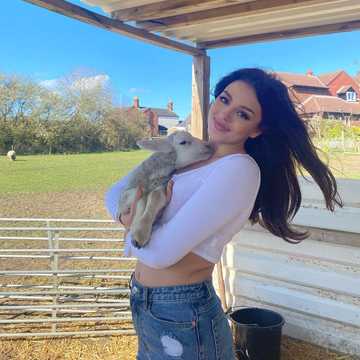 Who is Emily Black? Age, family, P.O.B, white dress, profiles, net ...