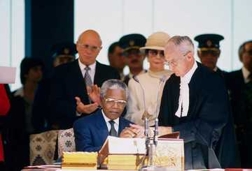 Nelson Mandela: 5 Powerful Photos of the Day Madiba Was Sworn in as ...
