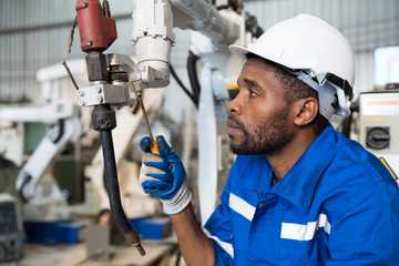 Mechanical fitter career guide: Salary, qualifications, and career path ...