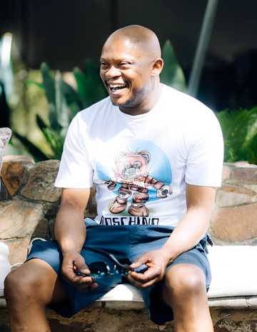 Minnie Dlamini Cozies Up With New Alleged Man, Dr Brian Monaisa: “There ...