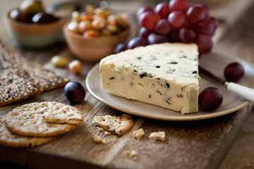 Simple cheese platter ideas: Create a board to surprise your guests ...