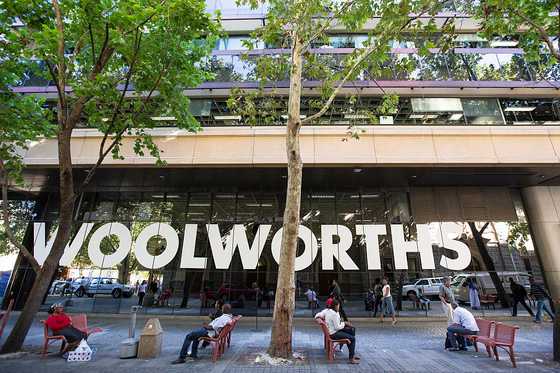 Man Rocks DIY Woolworths Bag Outfit Amid Vusi “Cat” Matlala’s Viral ...