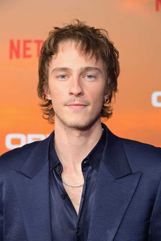 Drew Starkey's biography: Age, relationship status, real name, movies ...