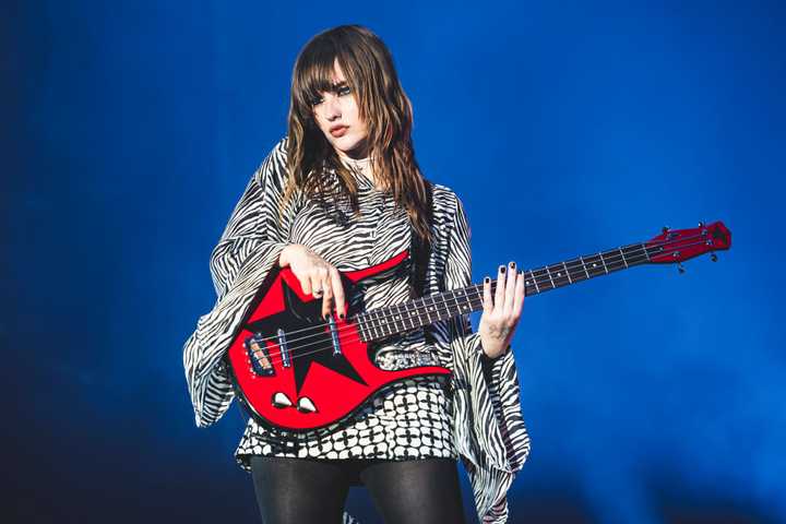 Victoria De Angelis: Age, biography, love life, career, net worth ...