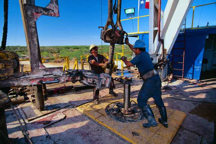 Oil rig worker salary in the US: How much you can earn in 2024 ...