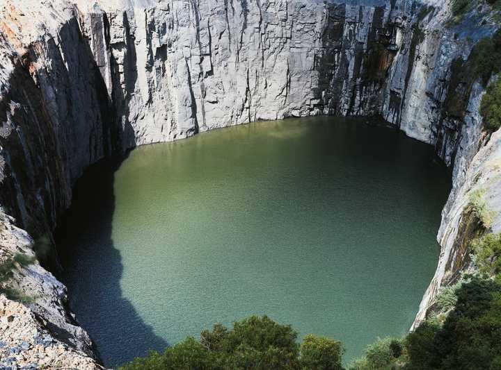 How deep is the Big Hole in Kimberley? History, tickets, and ...