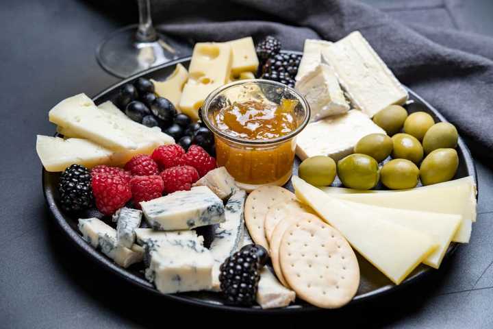 Simple cheese platter ideas: Create a board to surprise your guests ...