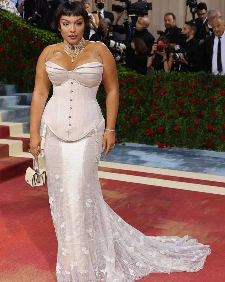 Top 30 most curvy celebrities in the world: Who has the best curves ...