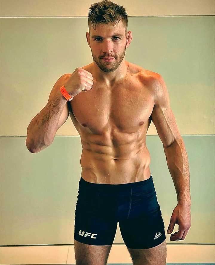 Dricus Du Plessis bio: age, partner, UFC, fights, record, salary, net ...